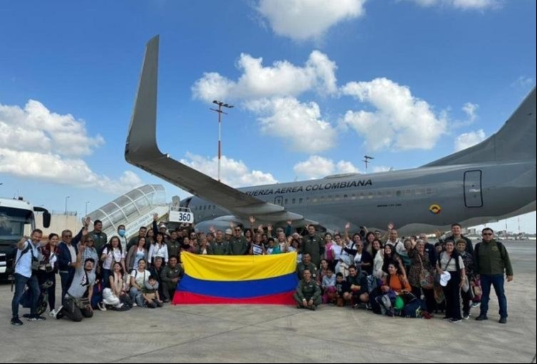 Avión de la FAC trajo de regreso a 110 colombianos que estaban en ...