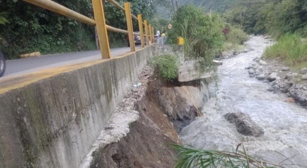 En riesgo de colapsar la vía hacia el Cañón del Combeima | El Cronista ...