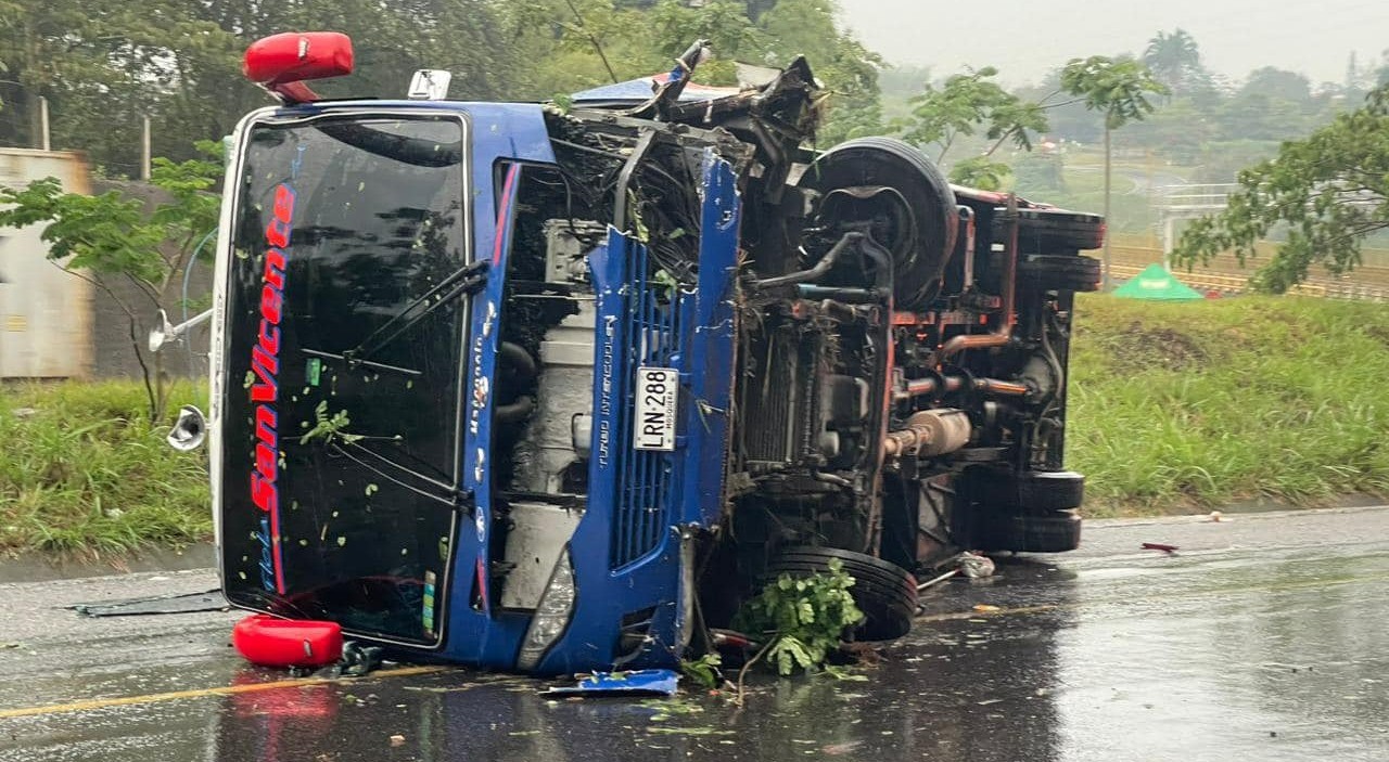 Al Menos Seis Heridos Dejó Volcamiento De Un Bus En La Variante De